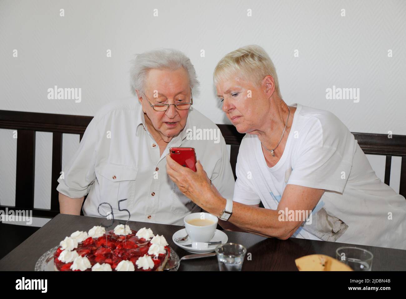 Inge Albert (Richter) und Lutz Jahoda bei der Geburtstagsfeier zum 95 ...