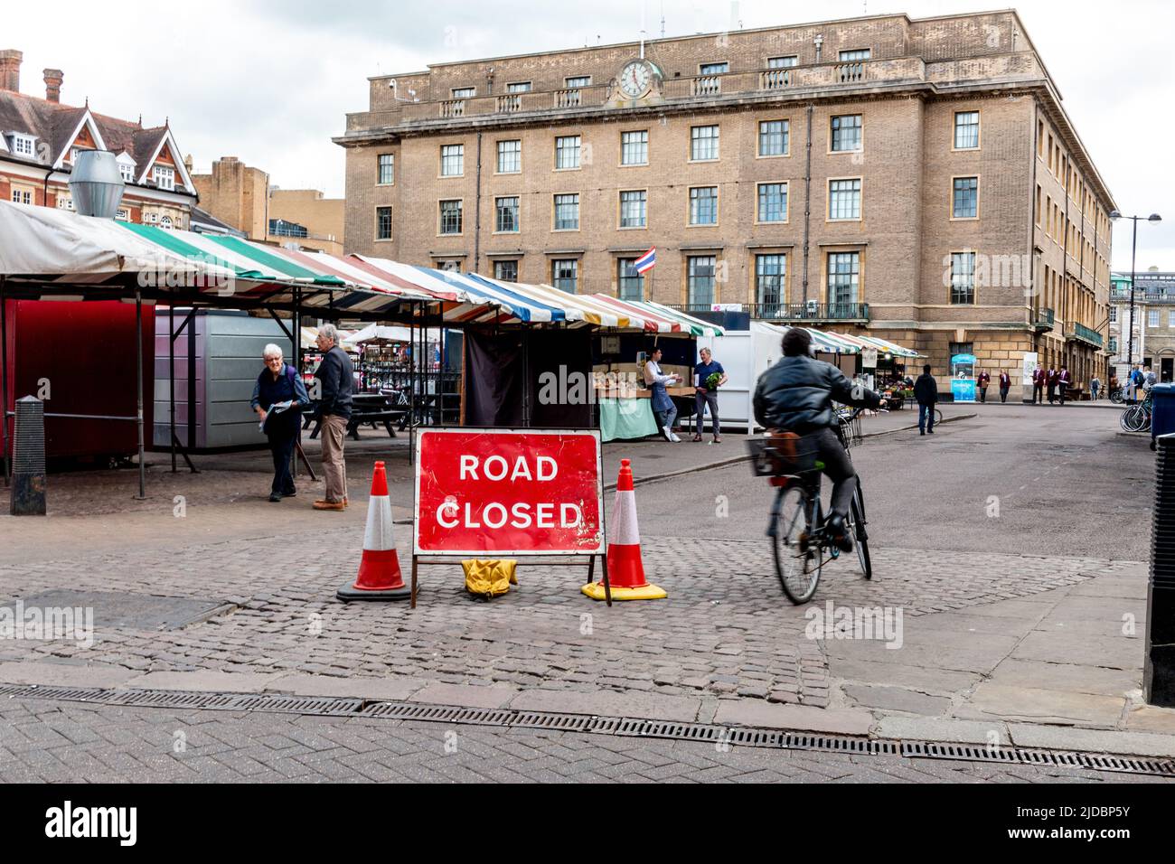 Markets sign in red hi-res stock photography and images - Alamy
