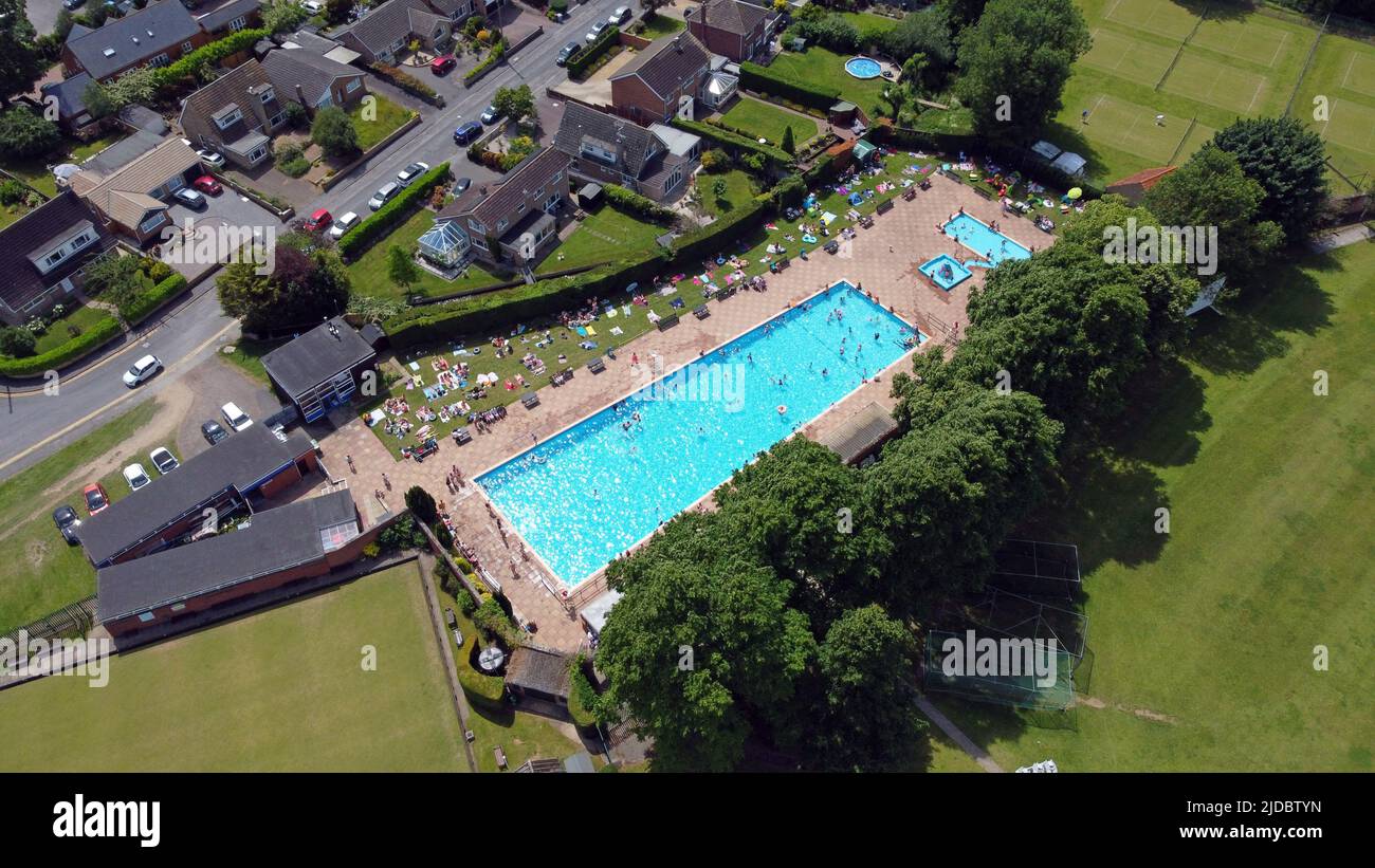 Bourne, UK. 17th June, 2022. It's a beautiful sunny day as people enjoy ...