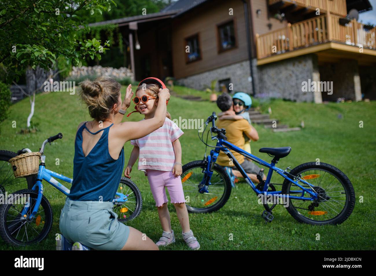 Putting together bike hi-res stock photography and images - Alamy