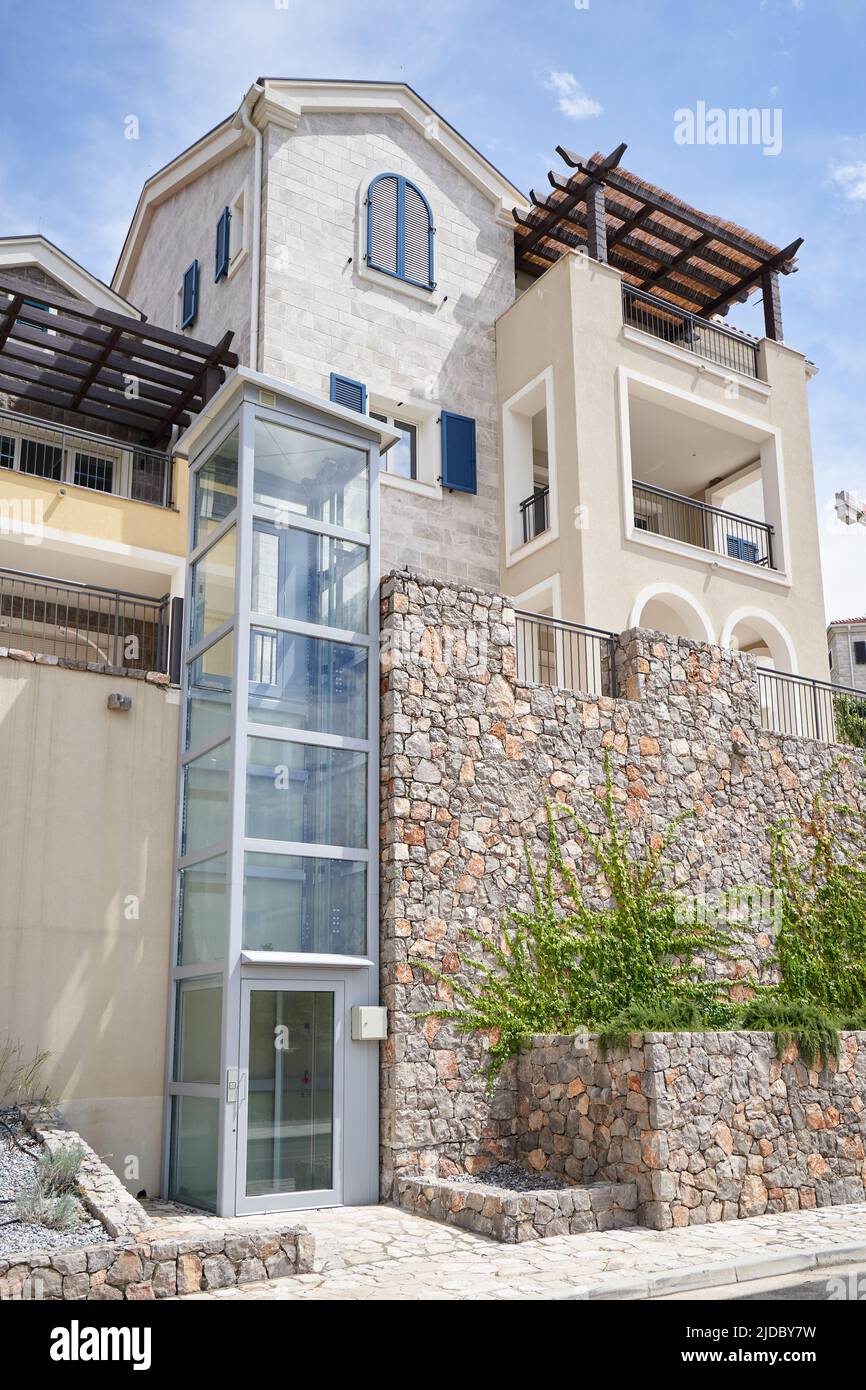 Outside elevator hi-res stock photography and images - Alamy