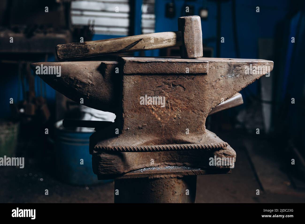 Metal hammer on anvil fire hi-res stock photography and images - Alamy
