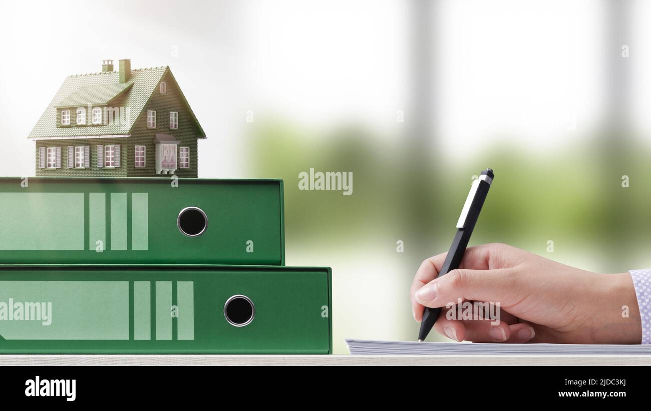 Customer signing a house purchase agreement, real estate concept Stock ...