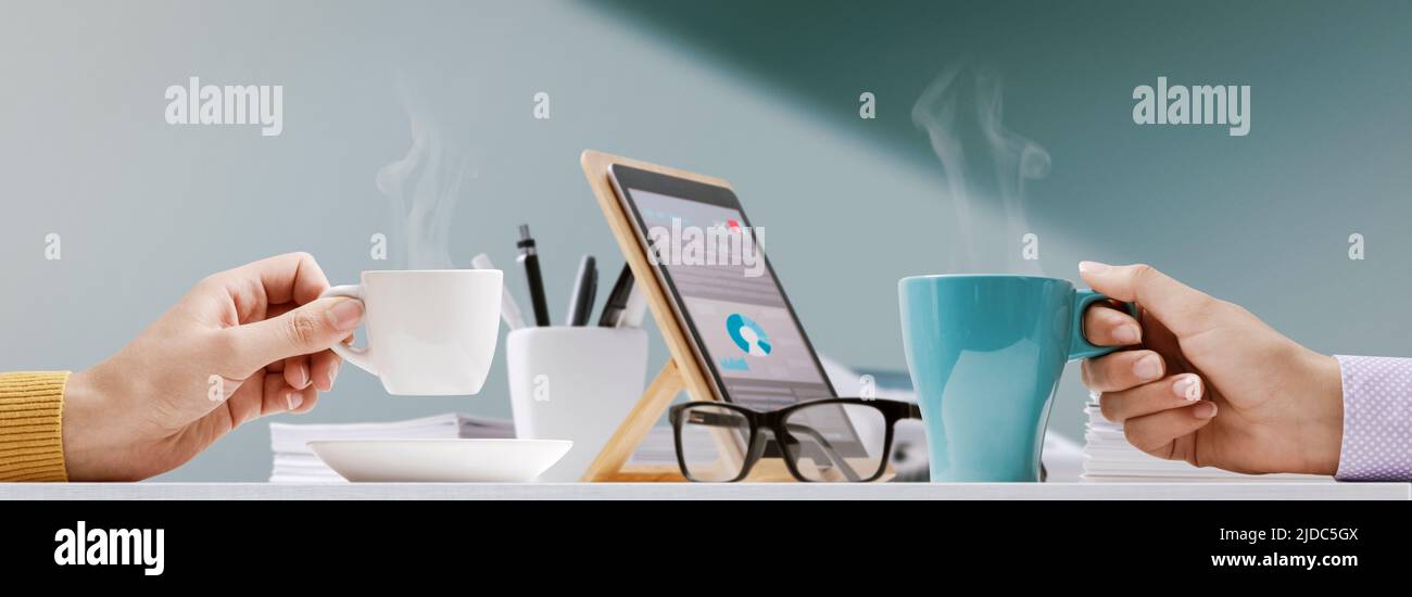 Office workers drink tea and coffee hi-res stock photography and images ...