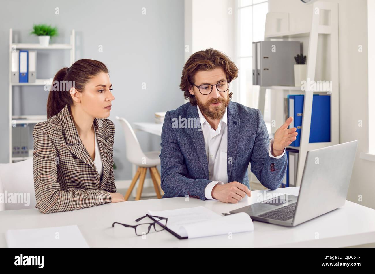 Consulting client hi-res stock photography and images - Alamy