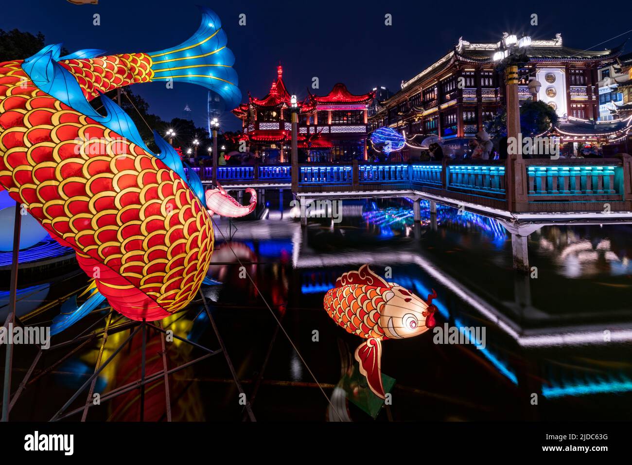 A crowd of tourists walk through the famous Nine-turning-bridge of Yu ...