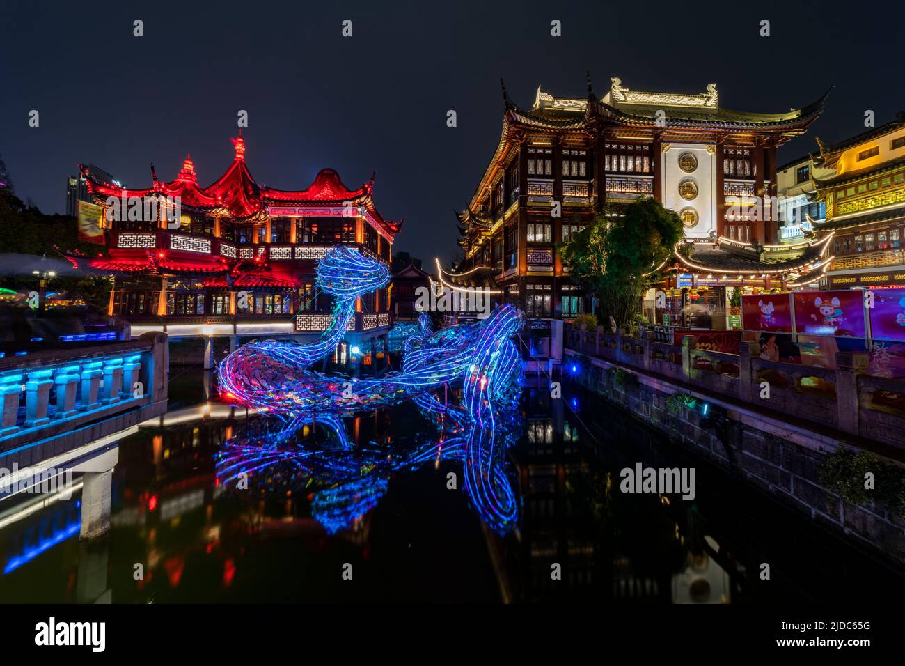 A crowd of tourists walk through the famous Nine-turning-bridge of Yu ...