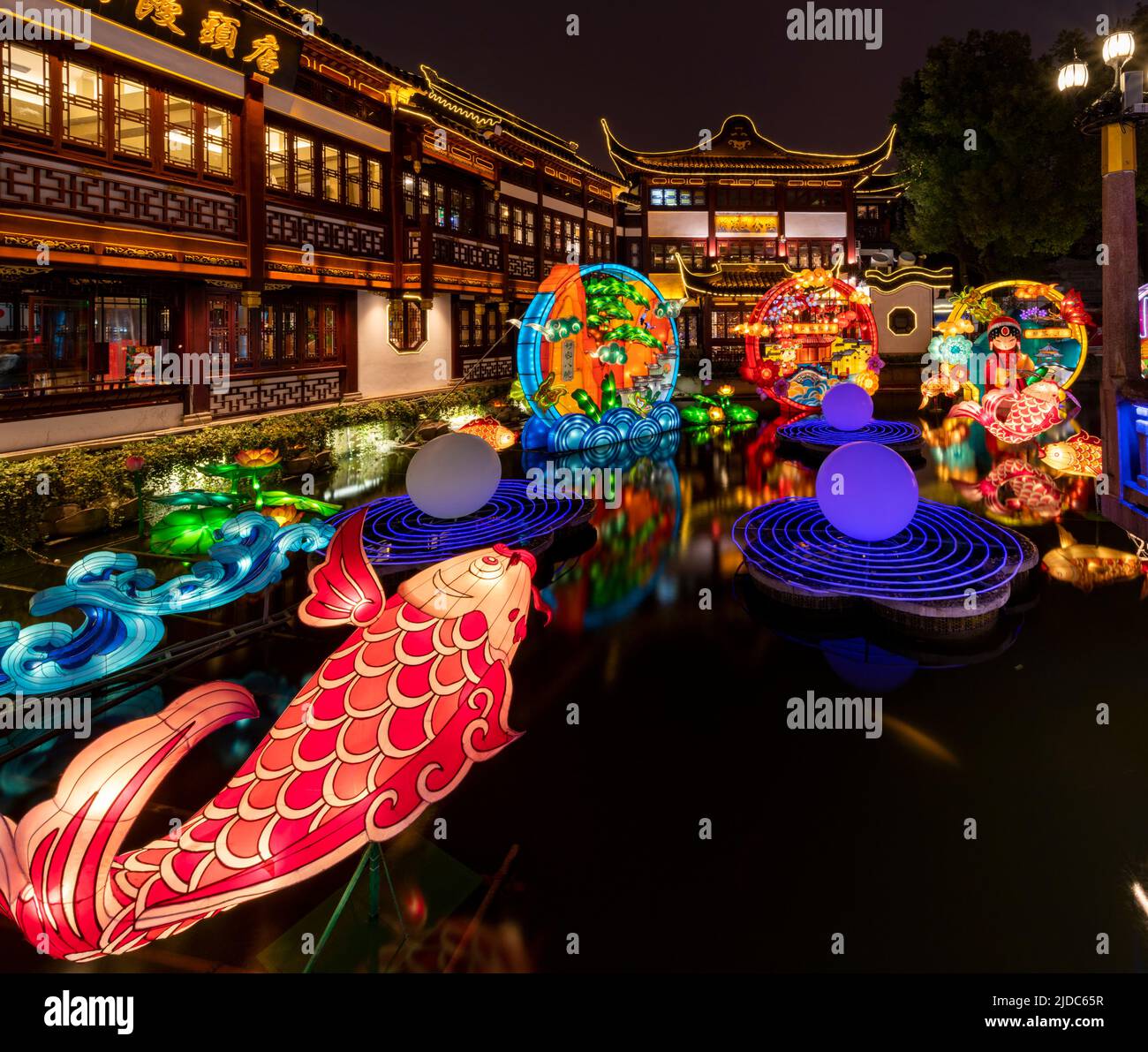 A crowd of tourists walk through the famous Nine-turning-bridge of Yu ...
