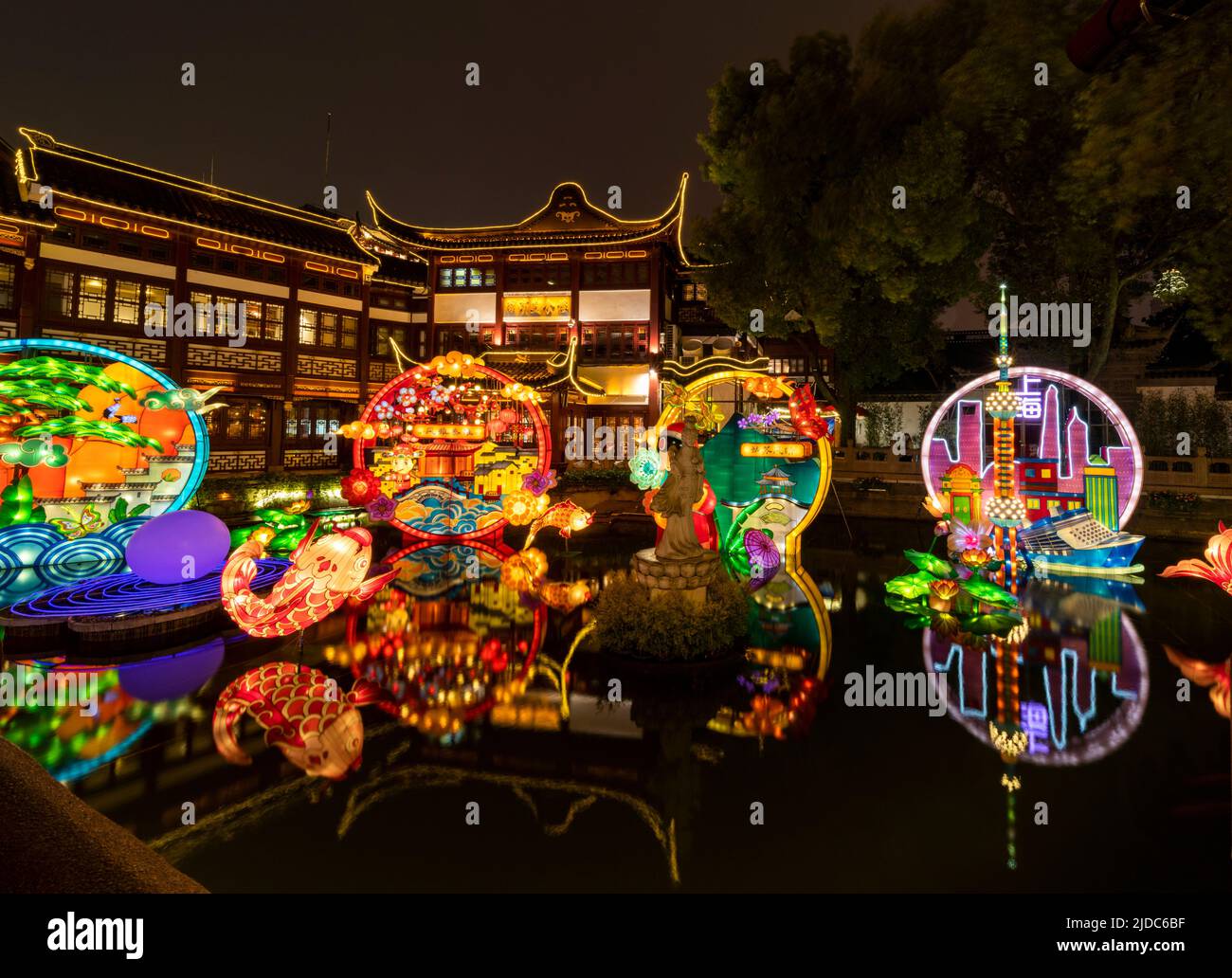 A crowd of tourists walk through the famous Nine-turning-bridge of Yu ...