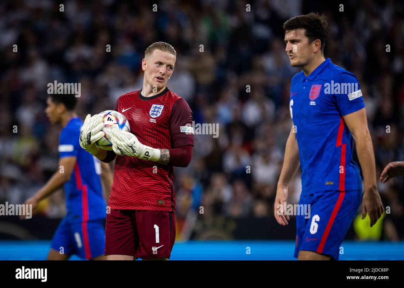 07.06.2022, München Torwart Jordan Pickford (England), Harry Maguire ...