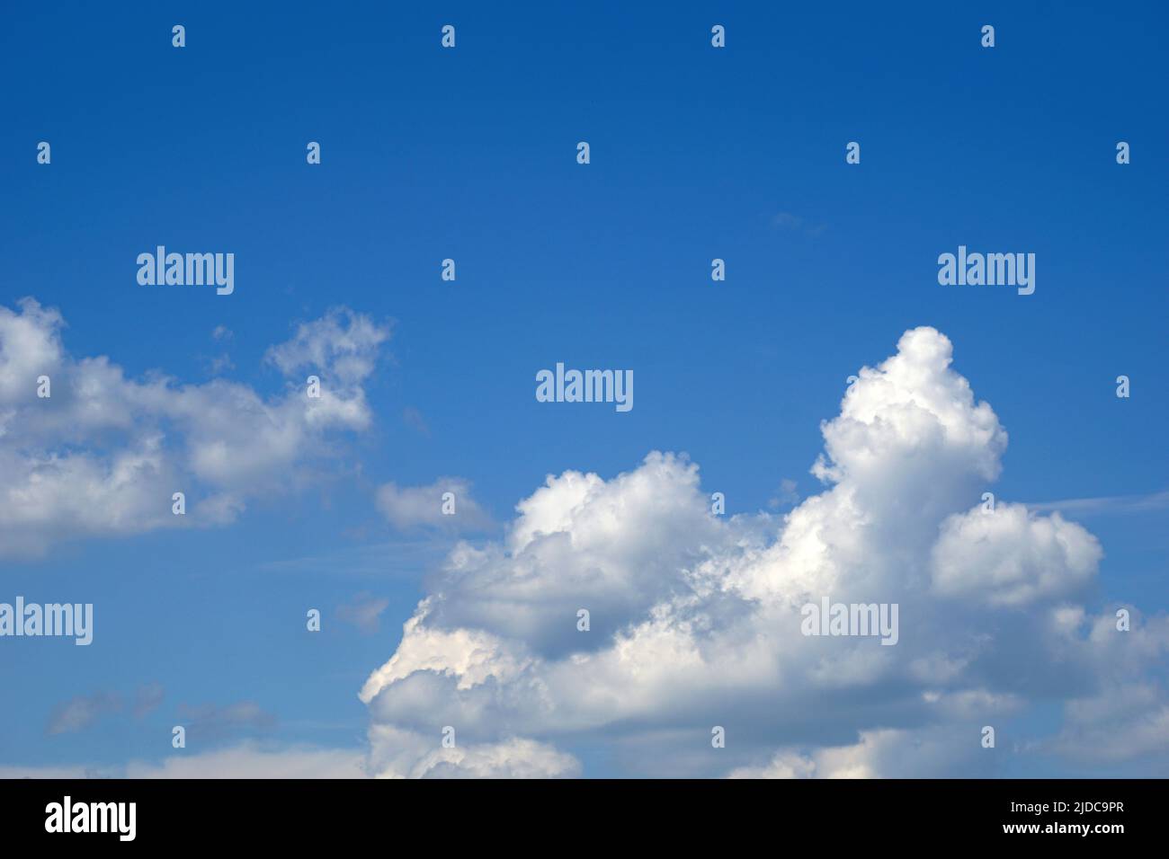 Blue sky with small cumulus clouds Stock Photo - Alamy
