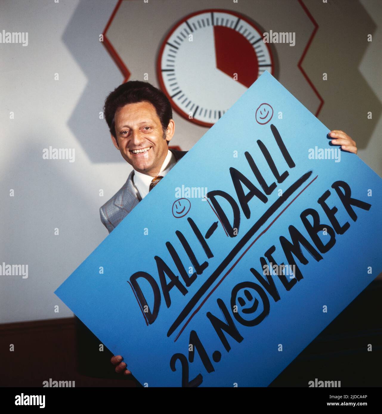 Hans Rosenthal, Showmaster und Moderator mit Terminangabe vor der Stoppuhr in der Quiz- und ...