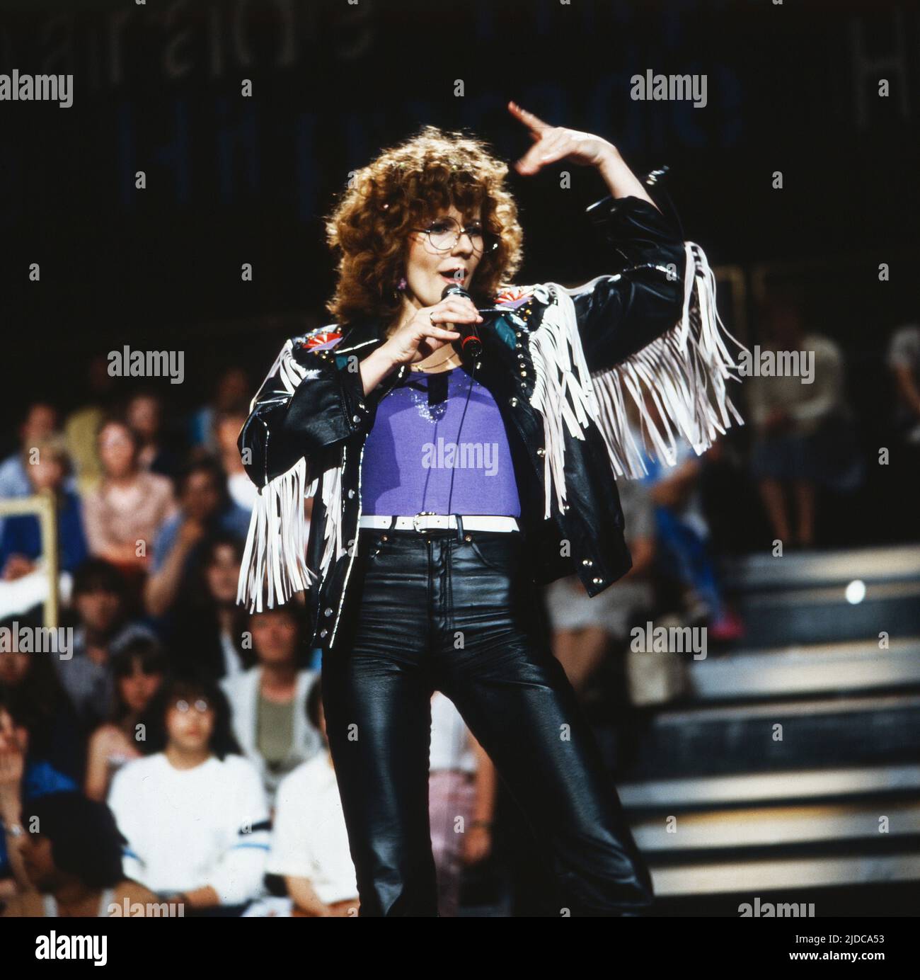 Maggie Mae, deutsche Schlagersängerin, singt bei einem Auftritt in der ...