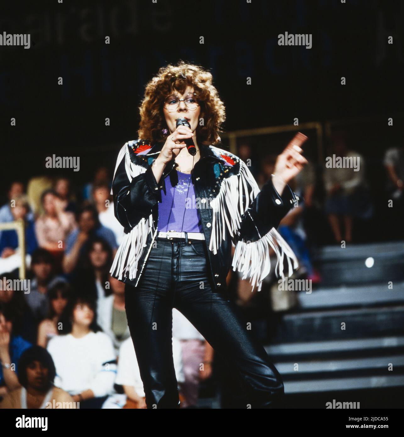 Maggie Mae, deutsche Schlagersängerin, singt bei einem Auftritt in der ZDF Hitparade in Berlin ...