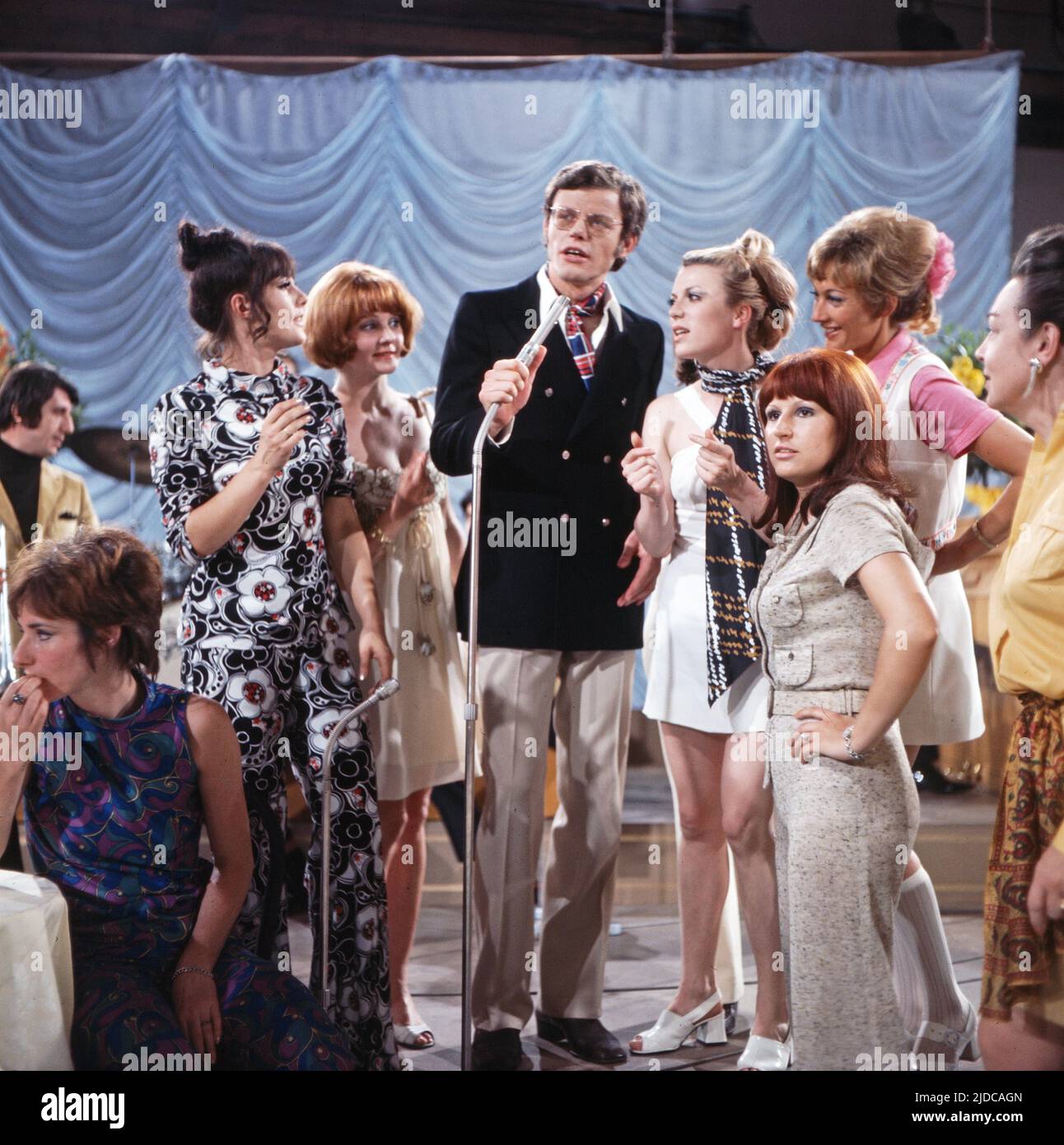 Bernd Spier, deutscher Schlagersänger, bei einem Auftritt in einer ...