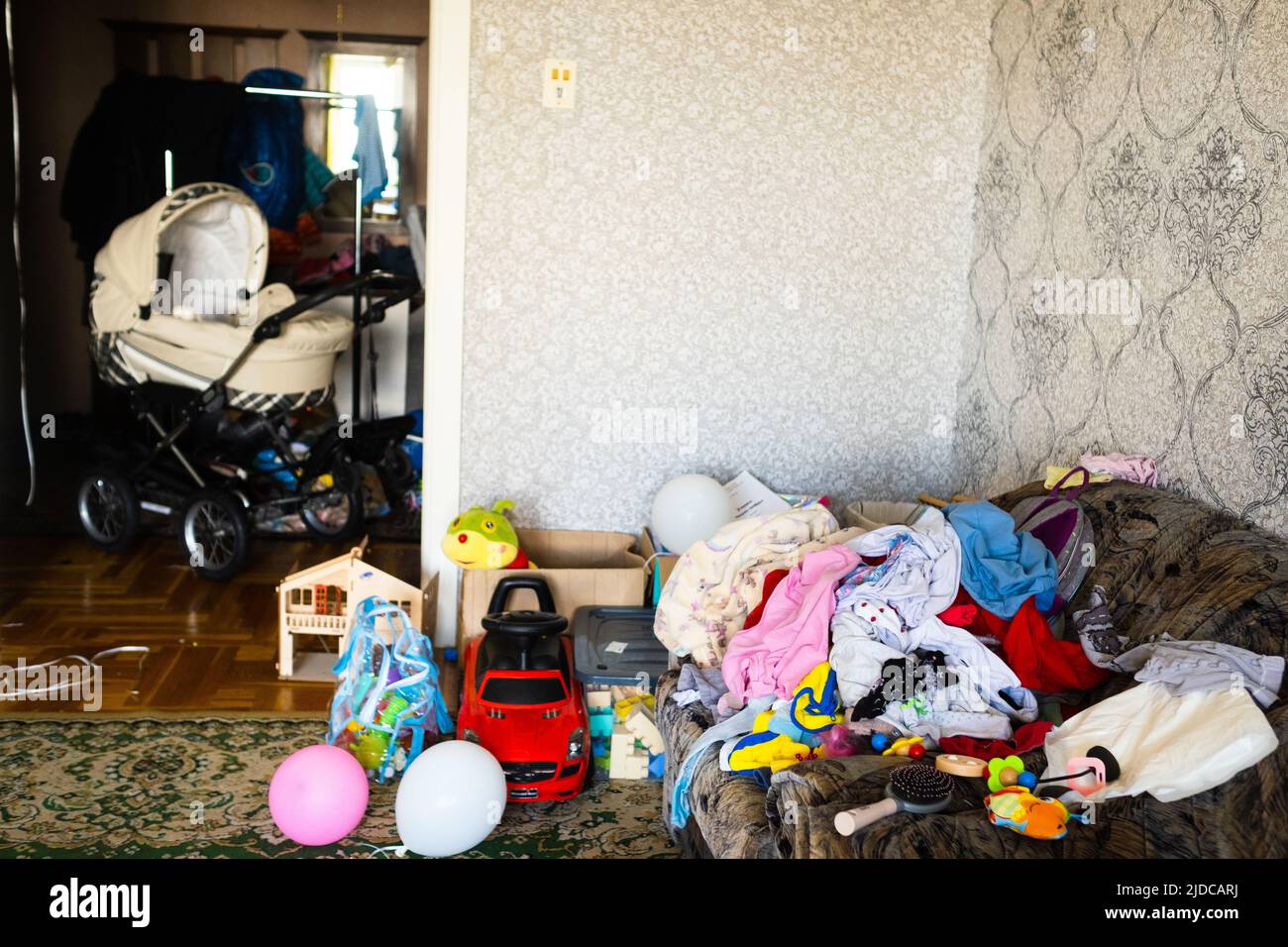 A mess in the room. A lot of things are lying around the apartment ...