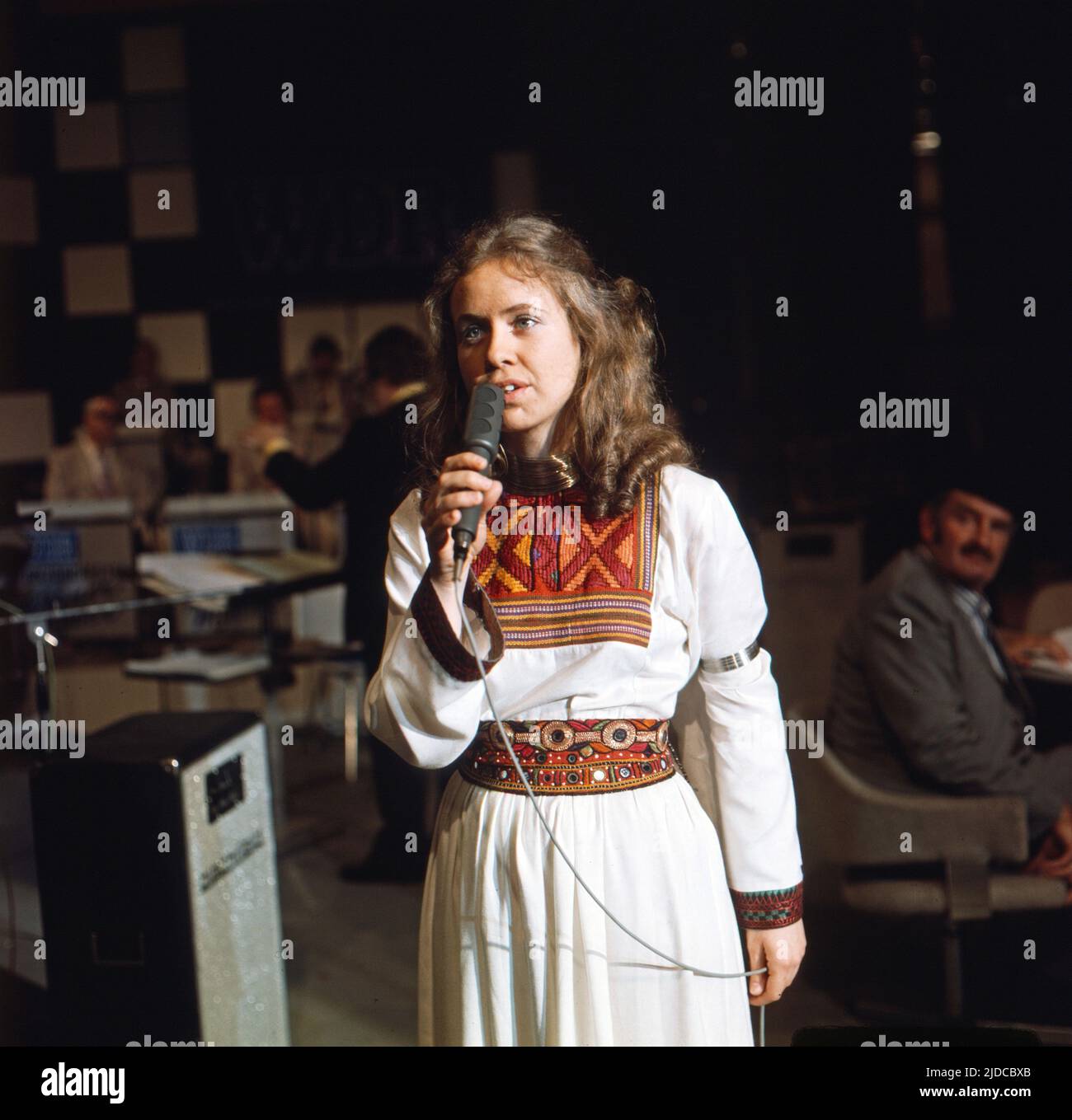 Eva-Maria, junge Sängerin, bei einem Auftritt, Deutschland um 1975 ...