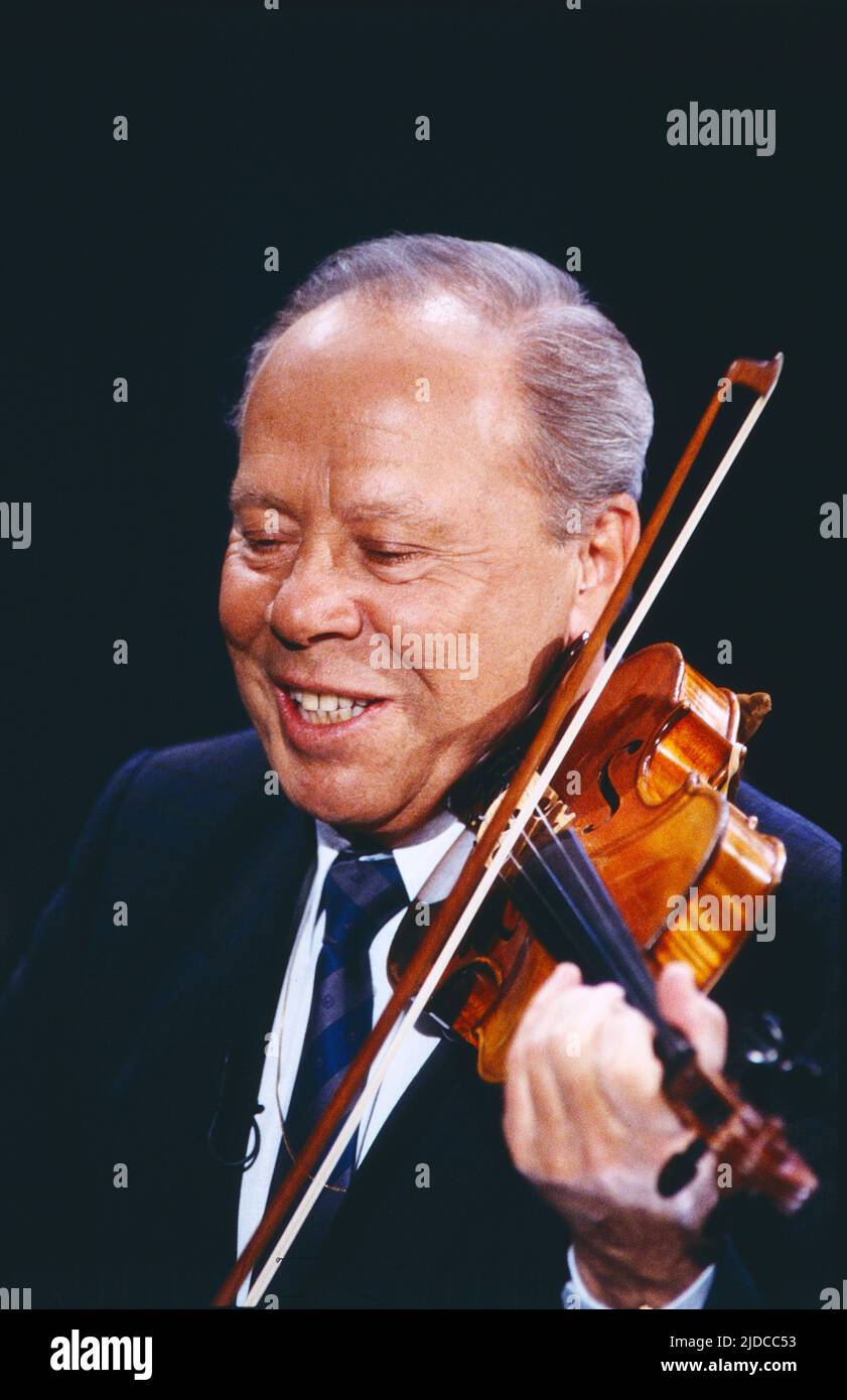 Helmut Zacharias, deutscher Geiger und Komponist, hier bei einem TV ...