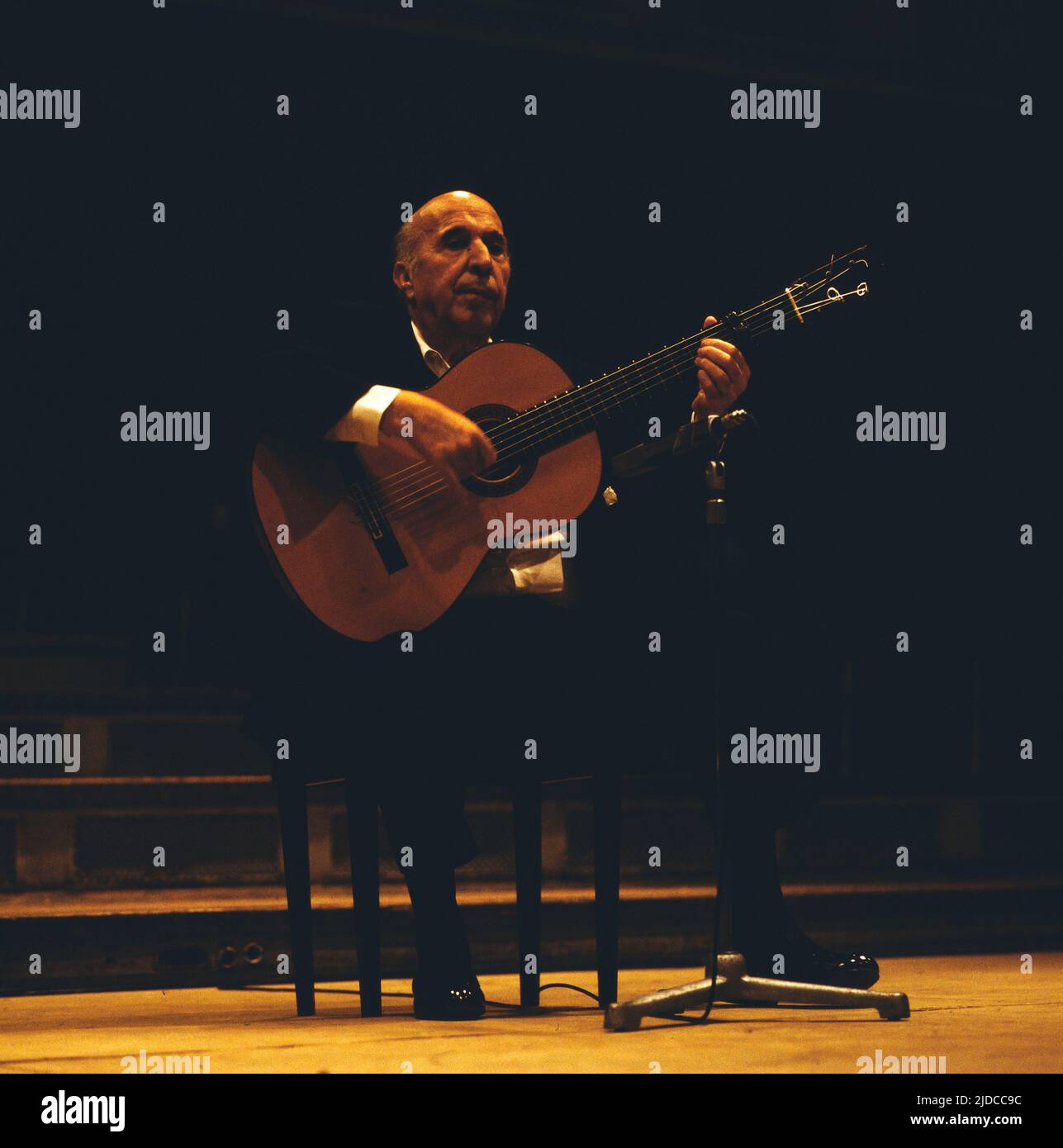 Carlos Montoya, berühmter spanischer Flamenco-Gitarrist, hier bei einem ...