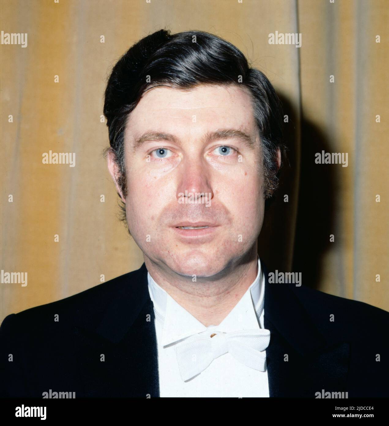 Roland Hermann, deutscher Opernsänger, Bariton, Portraitaufnahme vor ...