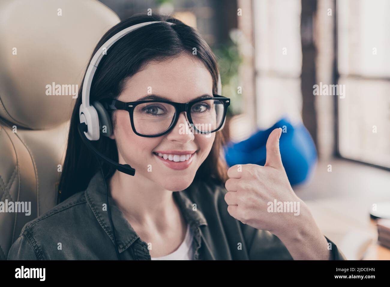 Portrait of beautiful cheery girl tech support expert agent helpdesk ...