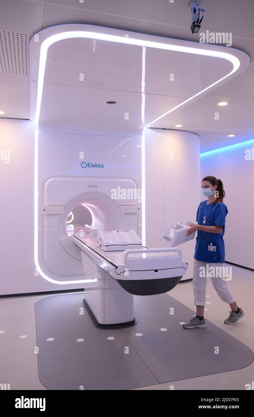 Radiation therapy device hi-res stock photography and images - Alamy