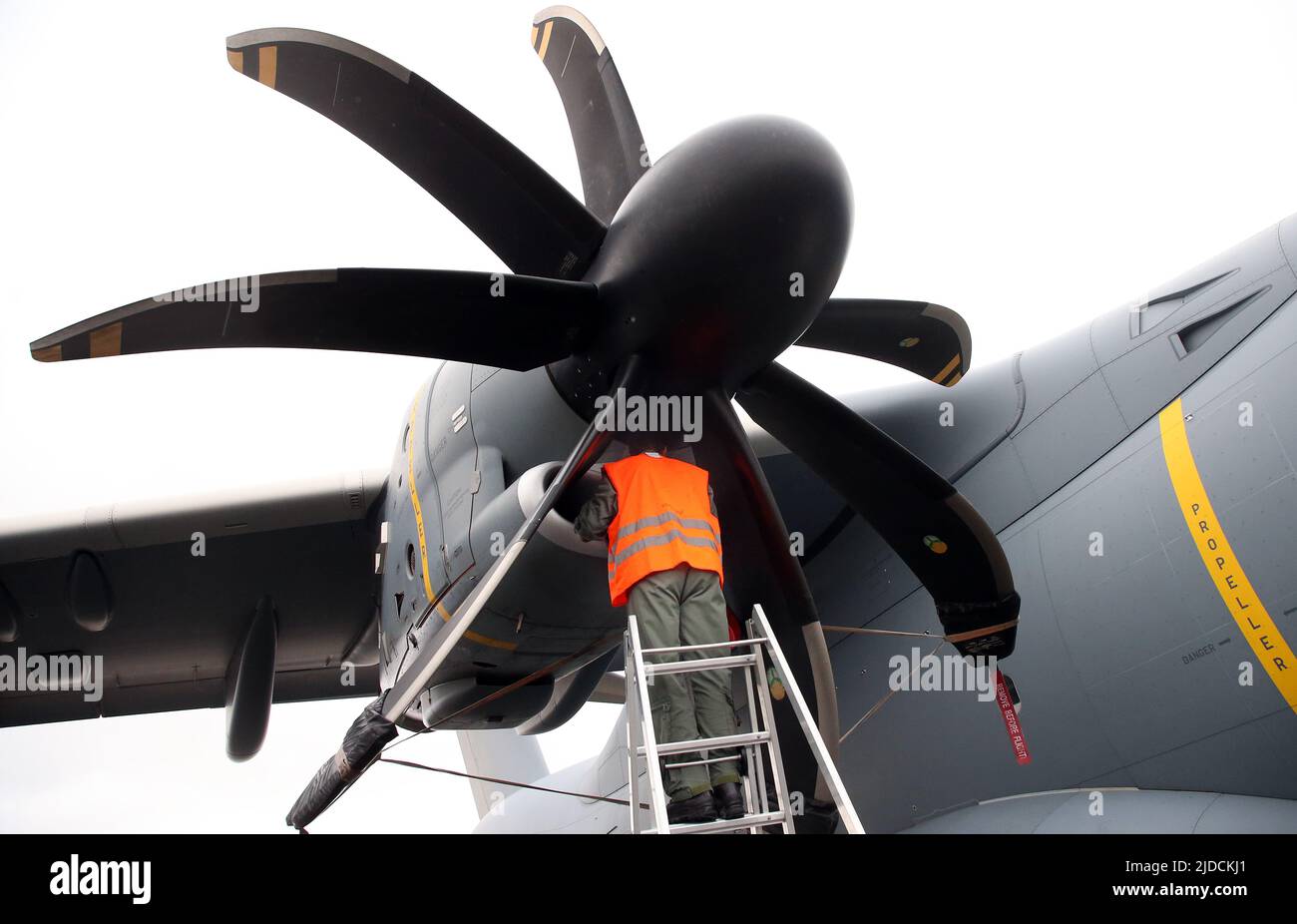 20 June 2022, Brandenburg, Schönefeld: A mechanic of the German Air ...