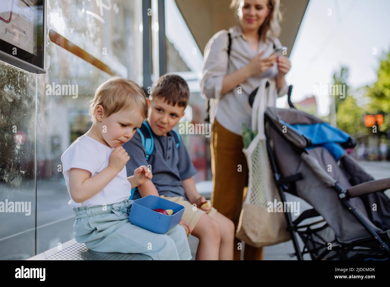 Woman bus stop eating hi-res stock photography and images - Alamy