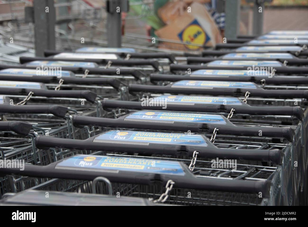 Shopping trolley in front of a Lidl branch, discounter, purchase ...