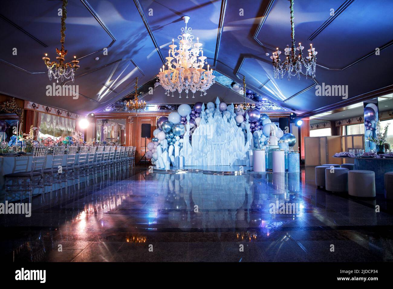 Elegant banquet hall for a wedding party Stock Photo - Alamy