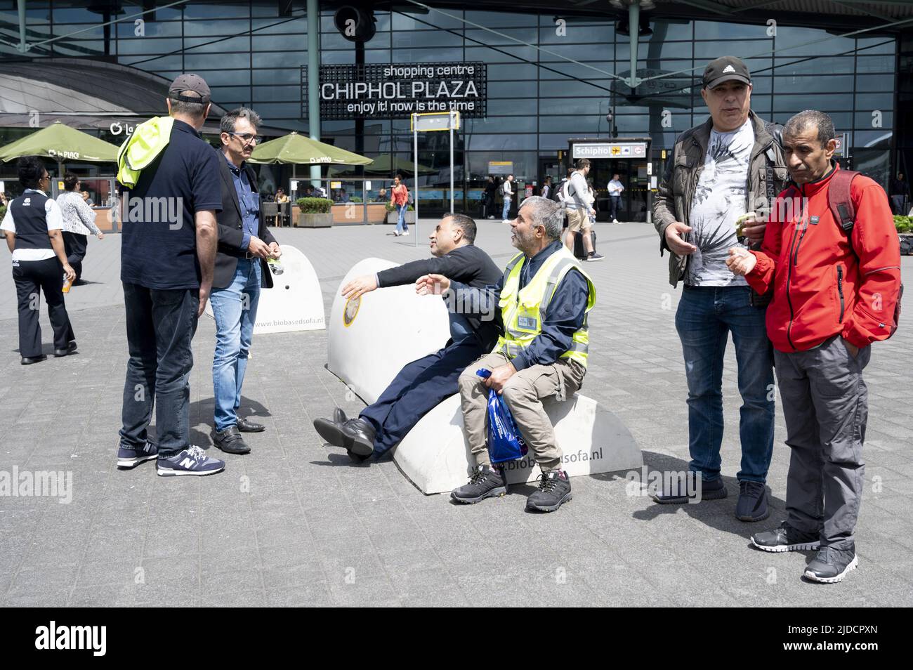 2022-06-20 13:01:48 Schiphol cleaners demonstrate on the square in ...