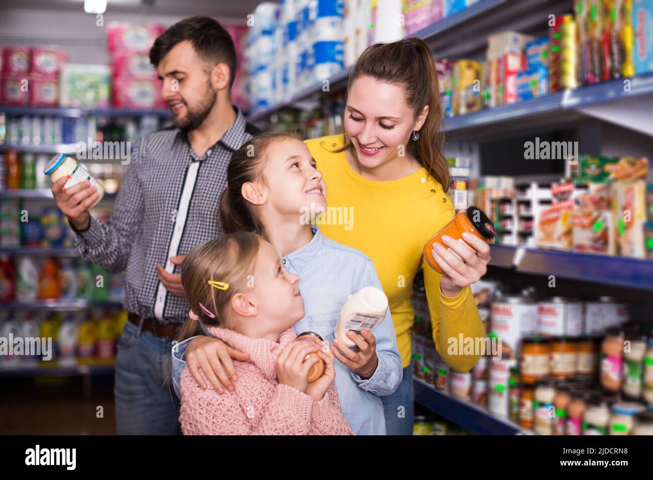 family shopping together in grocery store Stock Photo - Alamy