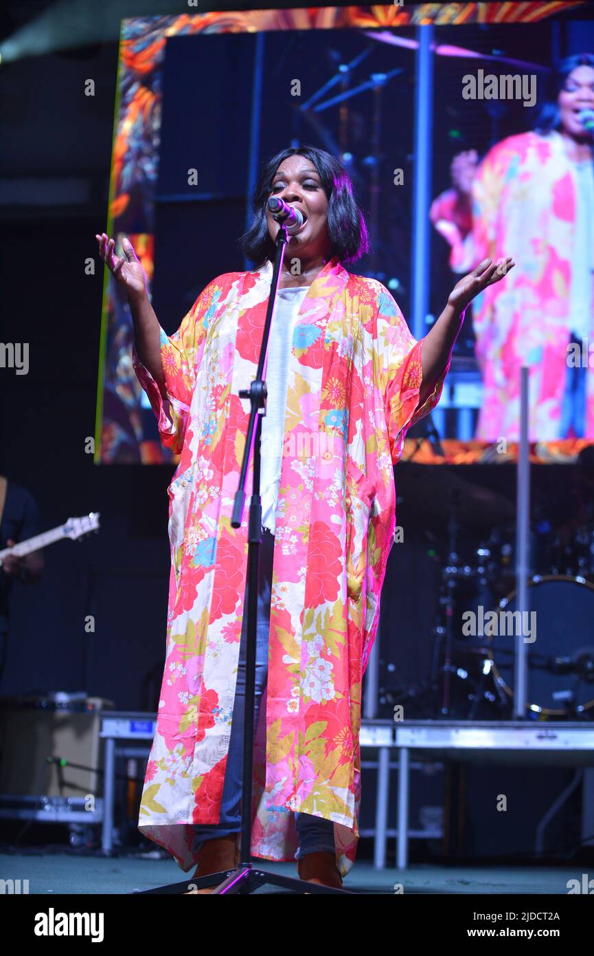 Cece Winans Singing