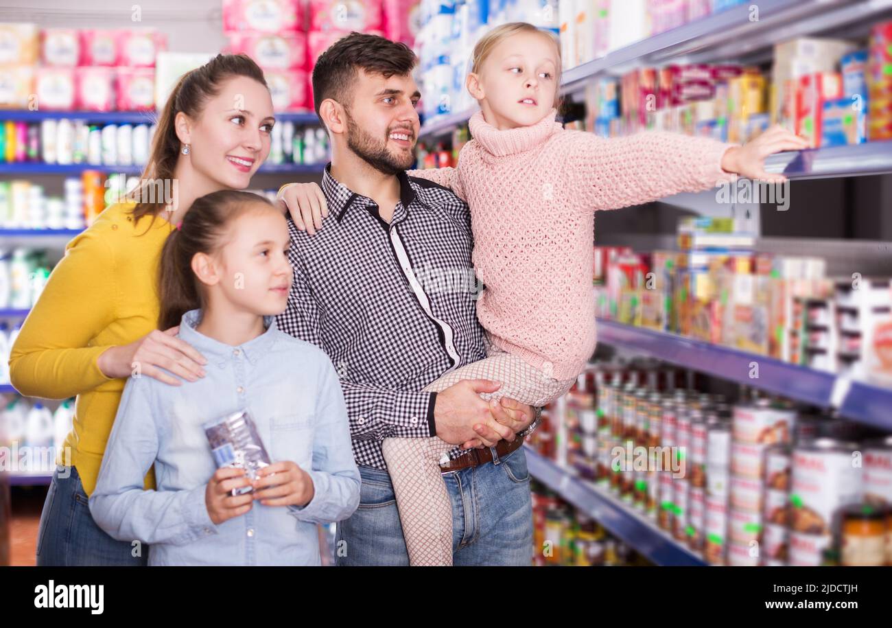 family shopping together in grocery store Stock Photo - Alamy