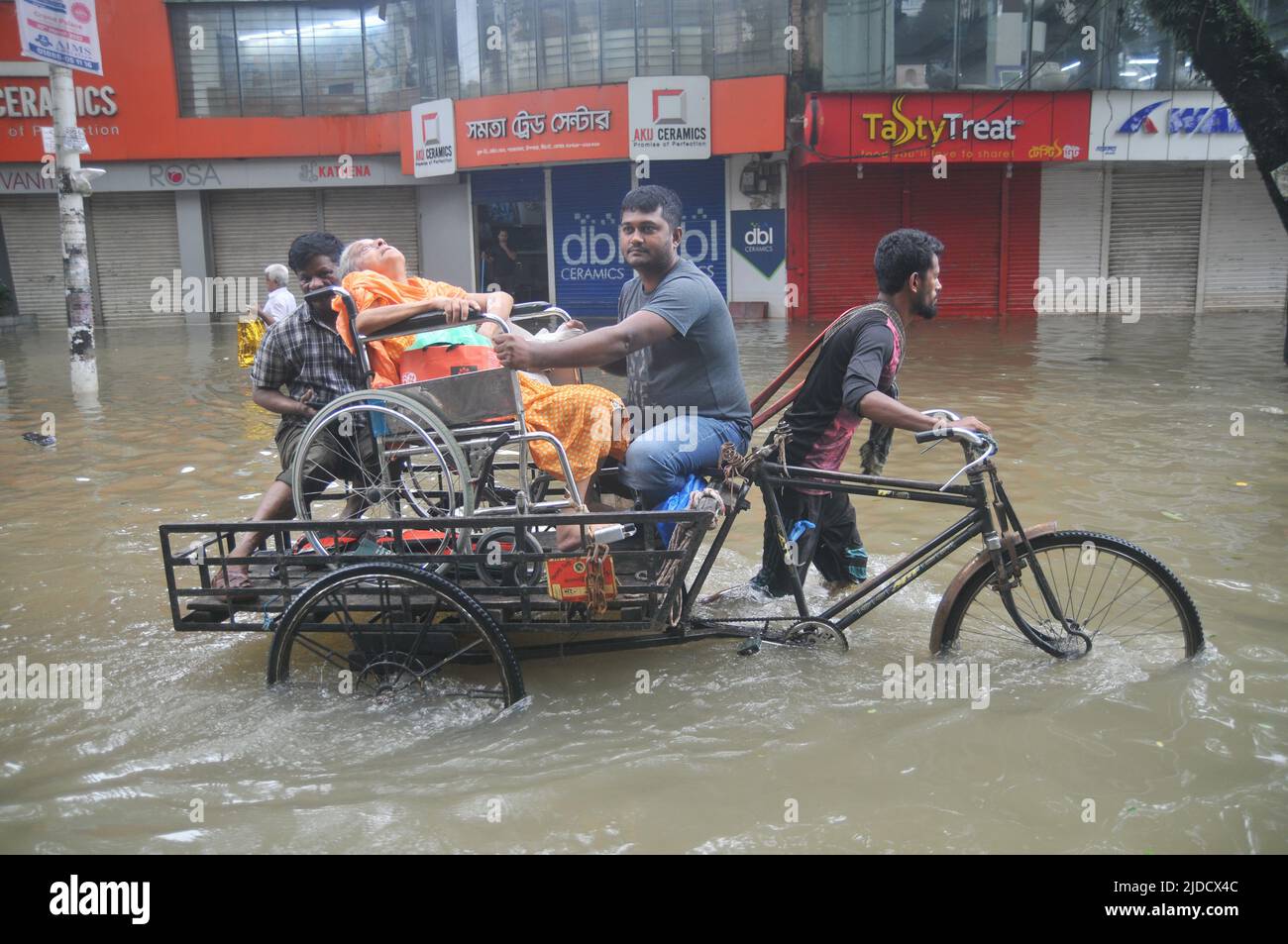 Flooding bangladesh hospital hi-res stock photography and images - Alamy