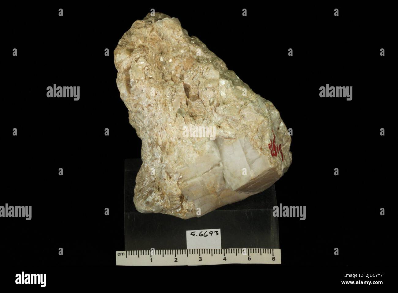 Dolomite rock dolostone carbonate hi-res stock photography and images ...