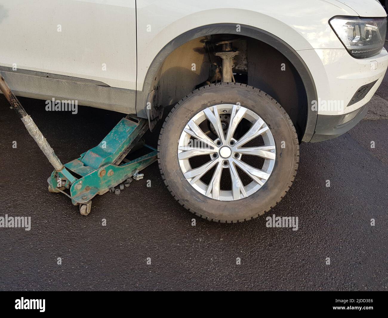 Hydraulic car jack to lift car for change the wheel Stock Photo - Alamy