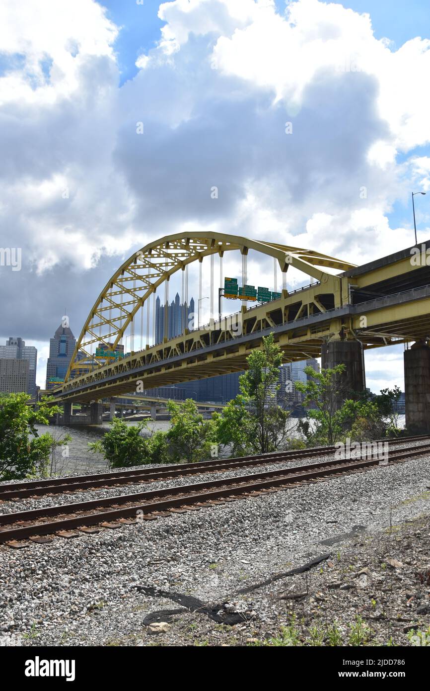 Pittsburgh skyline with ppg place hi-res stock photography and images ...