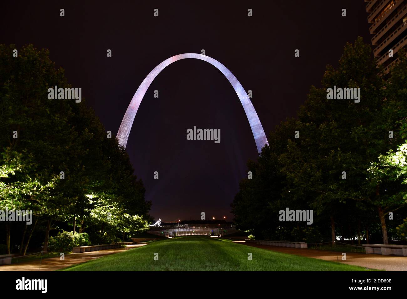Downtown St. Louis featuring the world famous Gateway Arch along the ...