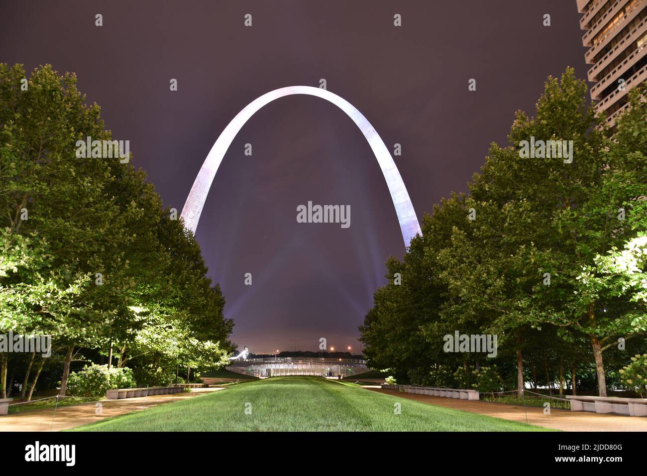 Downtown St. Louis featuring the world famous Gateway Arch along the ...