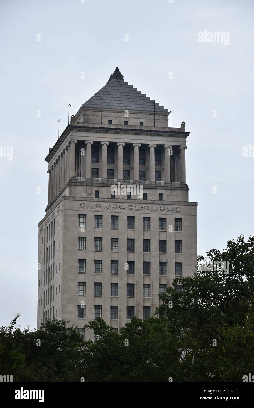 Downtown St. Louis featuring the world famous Gateway Arch along the ...