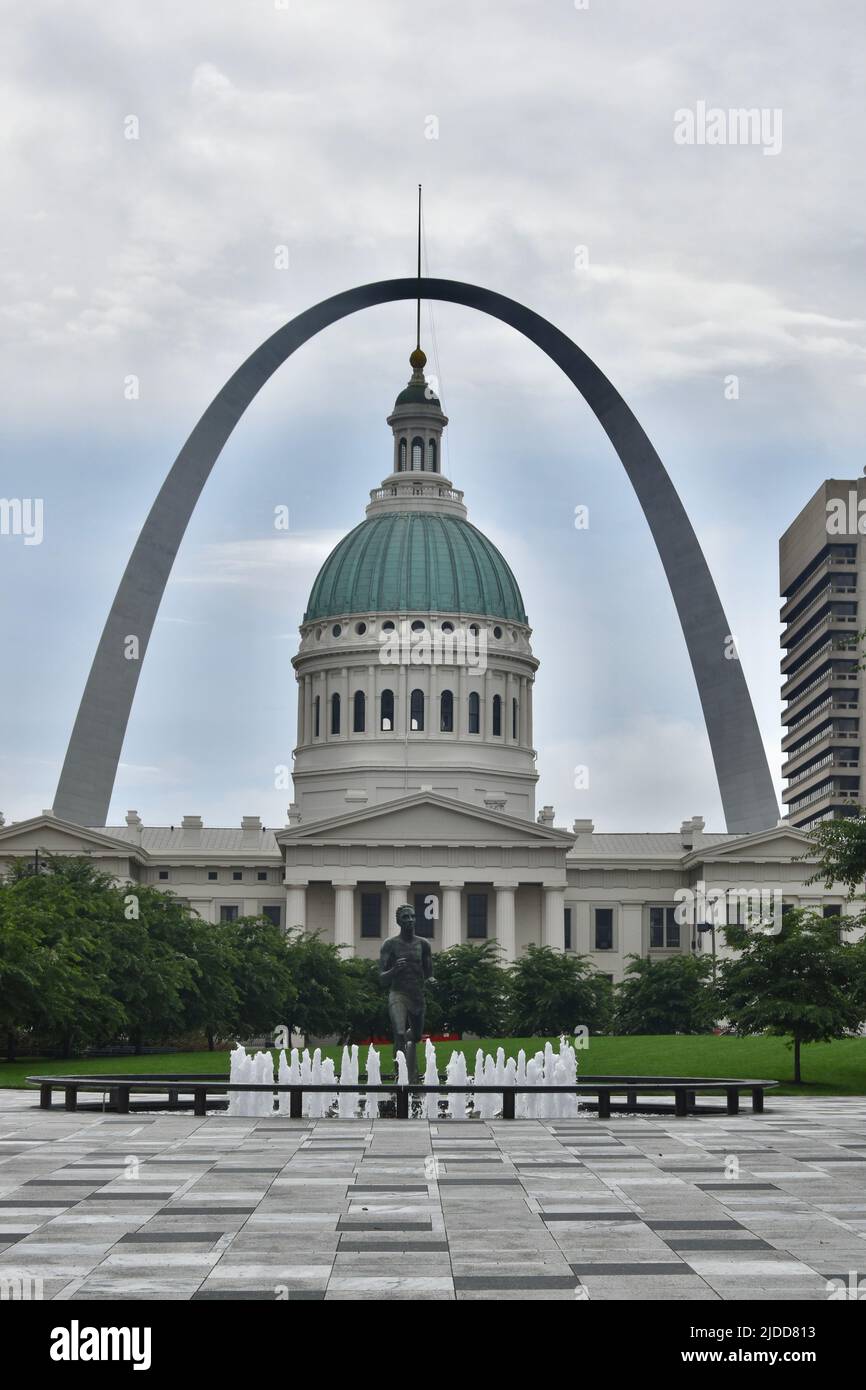 Downtown St. Louis featuring the world famous Gateway Arch along the ...