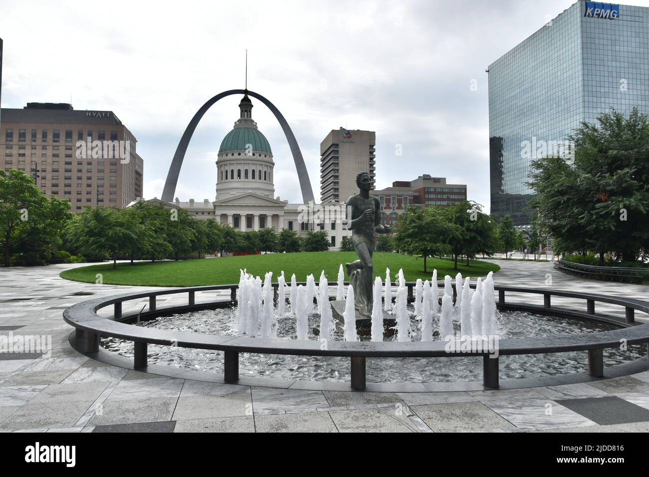 Downtown St. Louis featuring the world famous Gateway Arch along the ...