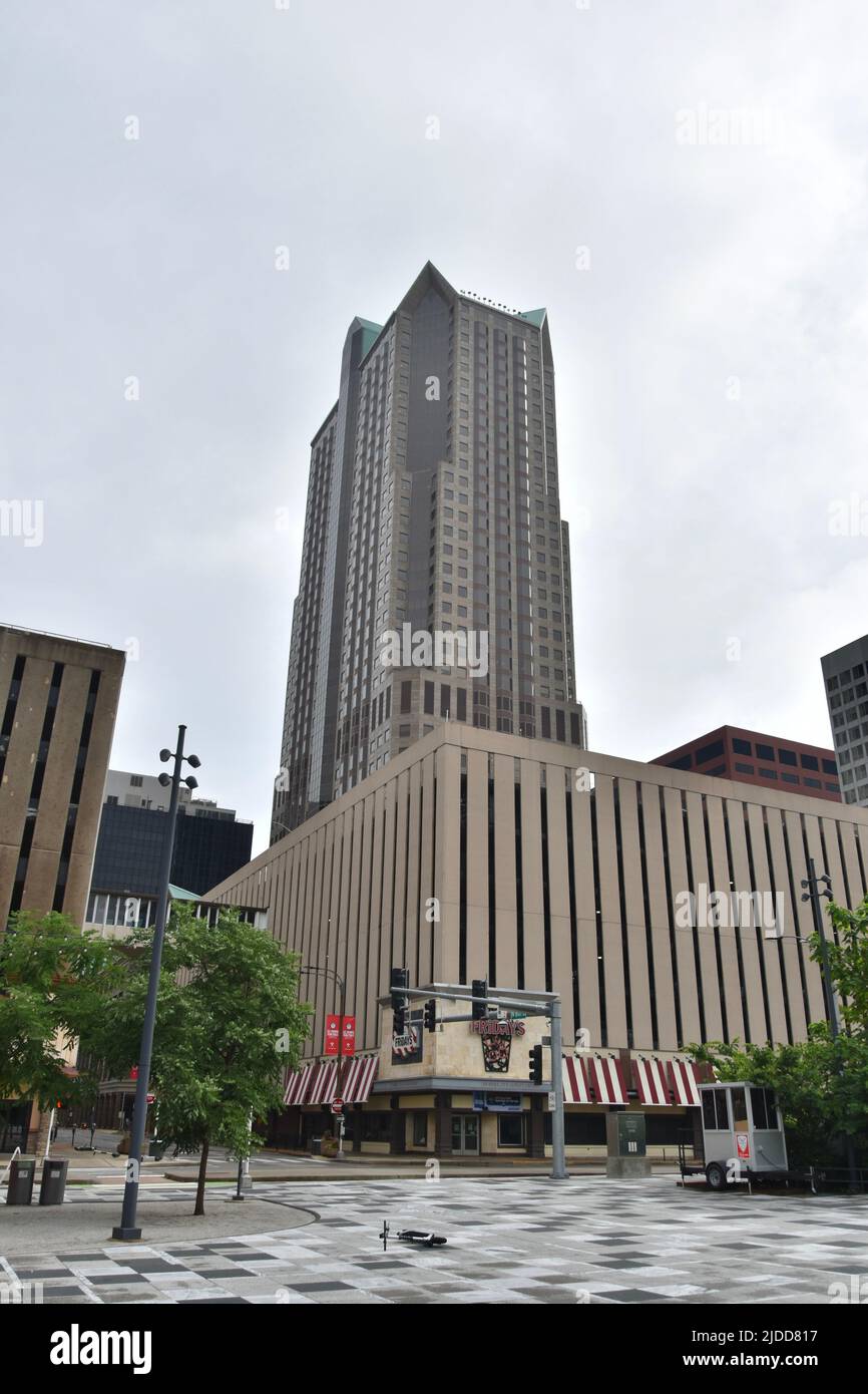 Downtown St. Louis featuring the world famous Gateway Arch along the ...
