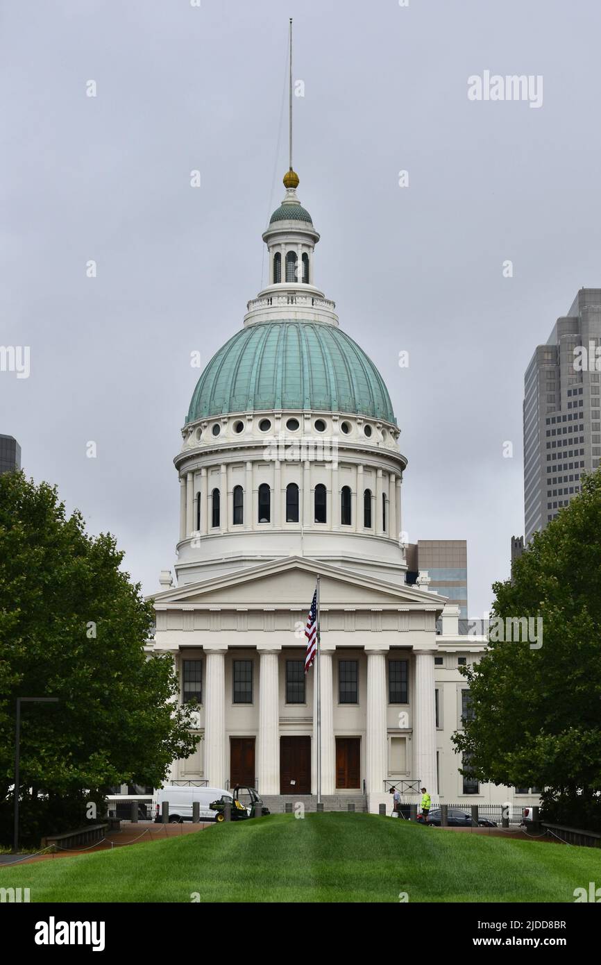 Downtown St. Louis featuring the world famous Gateway Arch along the ...
