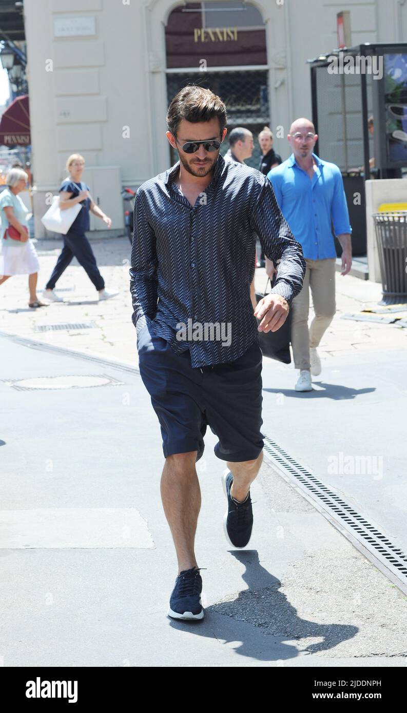 Anthony bridgerton hi-res stock photography and images - Alamy