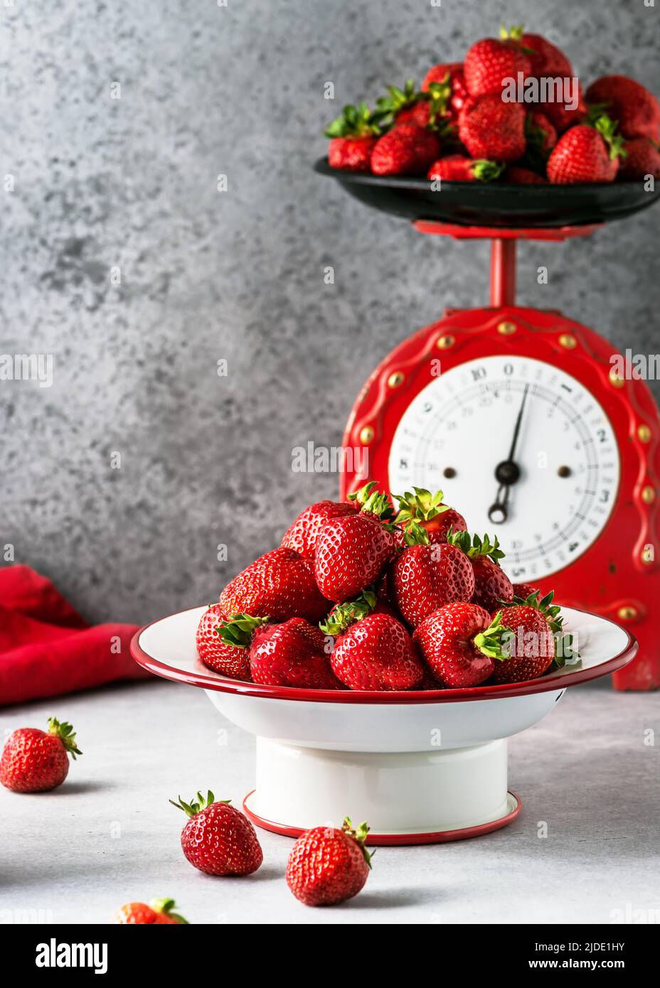 Red scales hi-res stock photography and images - Alamy