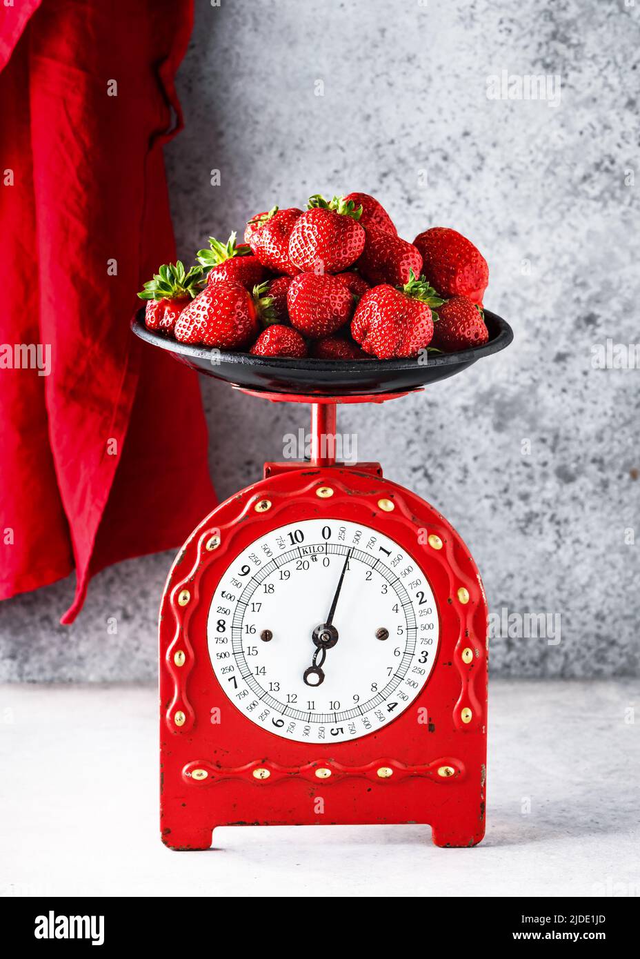 Red scales hi-res stock photography and images - Alamy