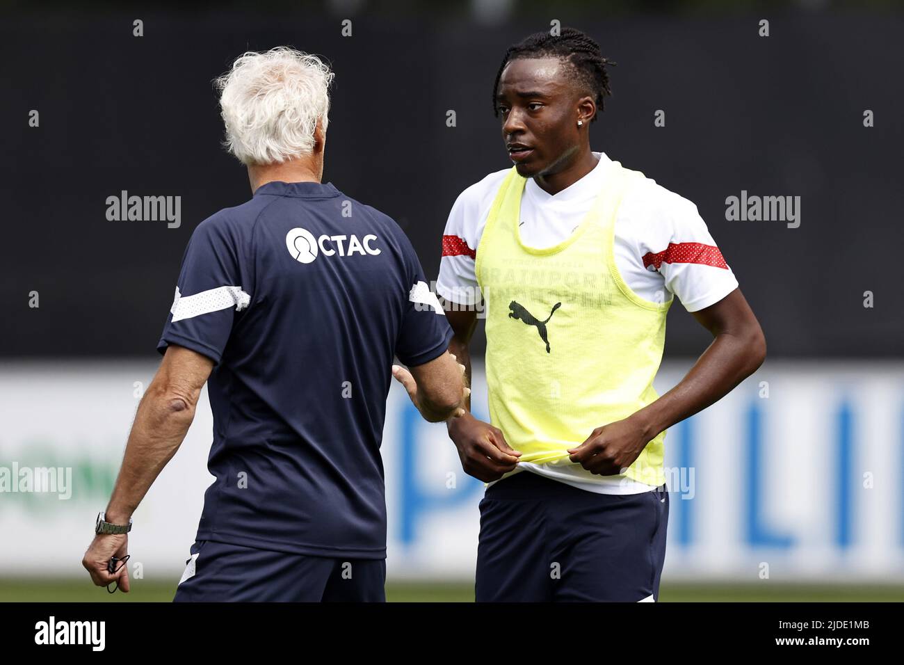 EINDHOVEN - (LR) PSV Eindhoven assistant coach Fred Rutten, Noni ...