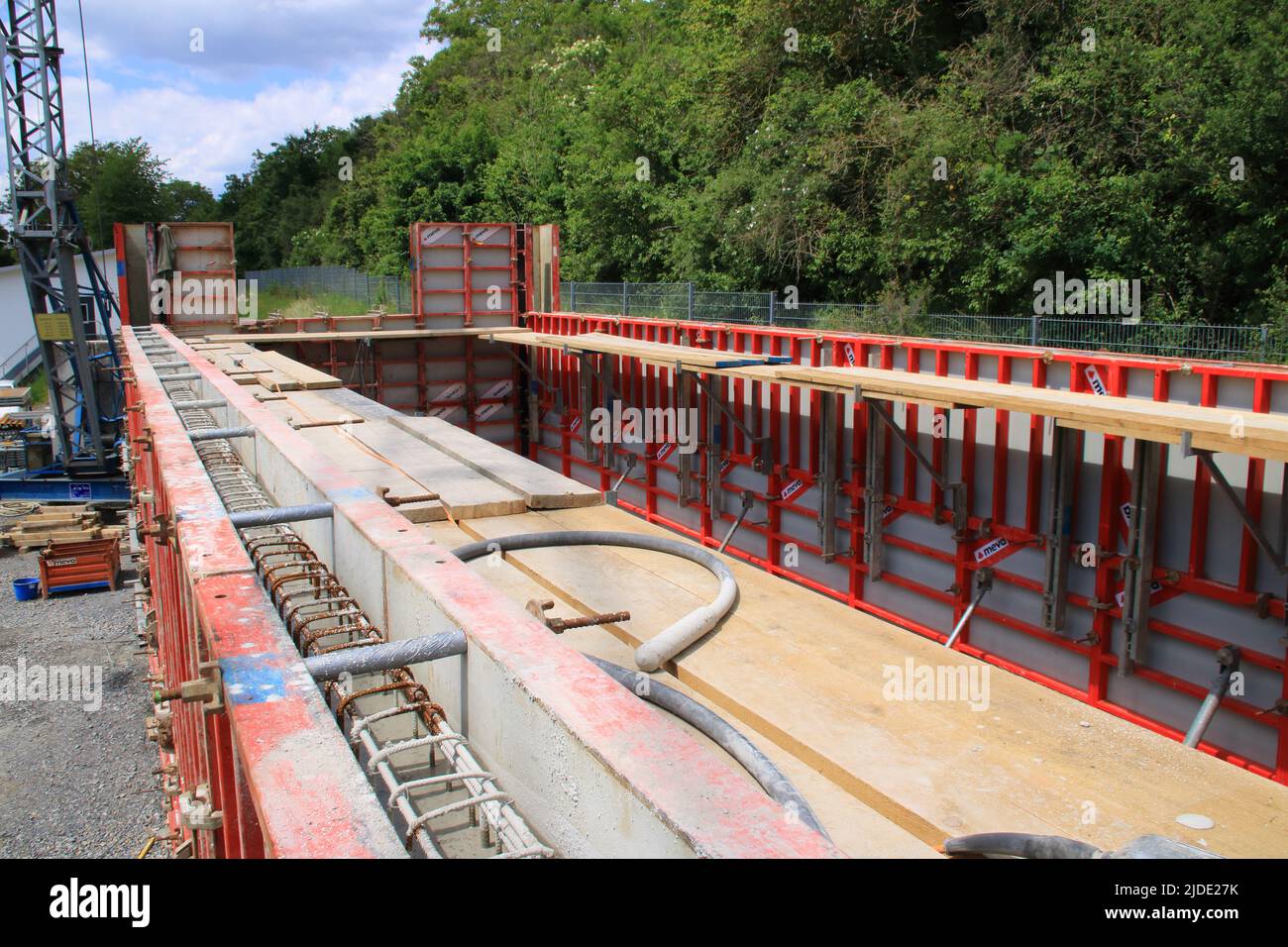 Platform for construction workers on scaffolding Stock Photo - Alamy